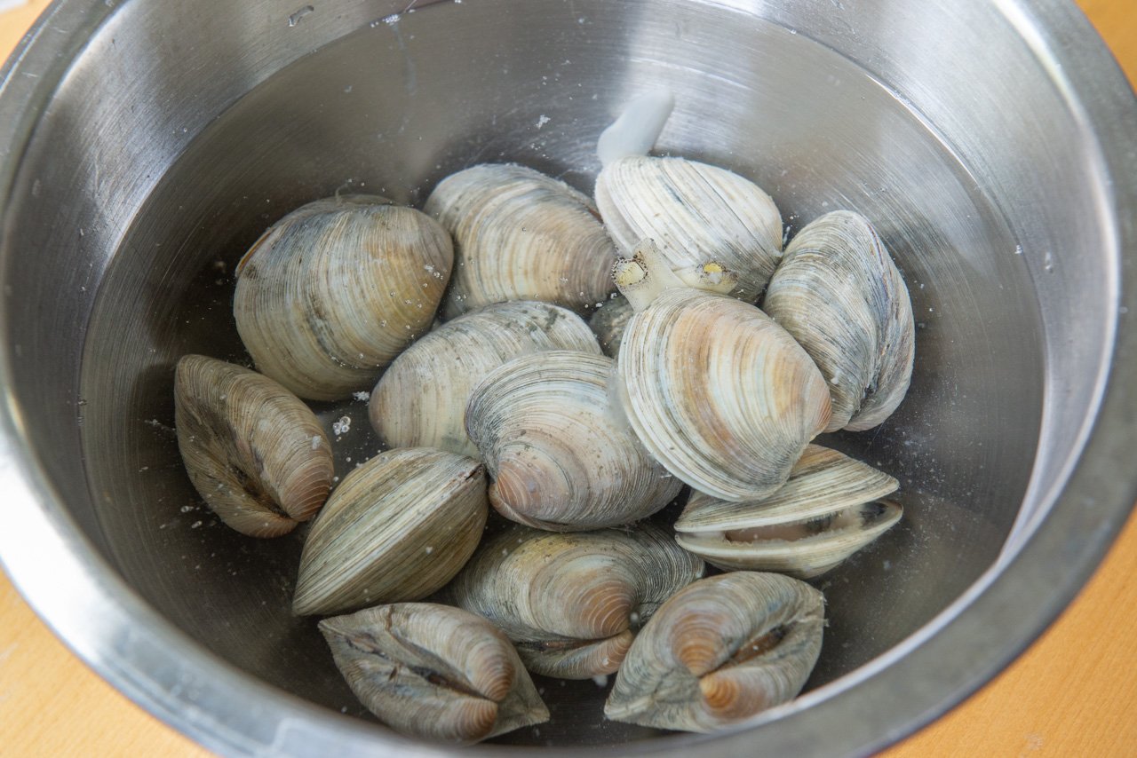 How to Clean Clams (Truly Purge Out the Sand) - Fifteen Spatulas